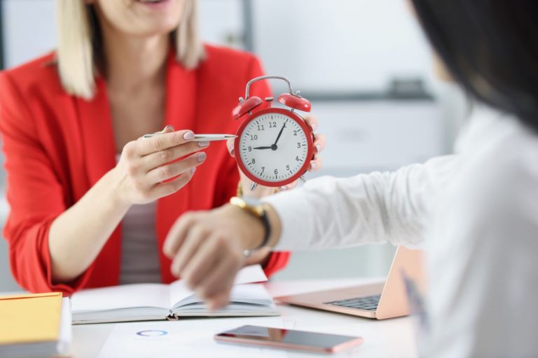 Employee tardiness – how to manage it in 5 effective ways