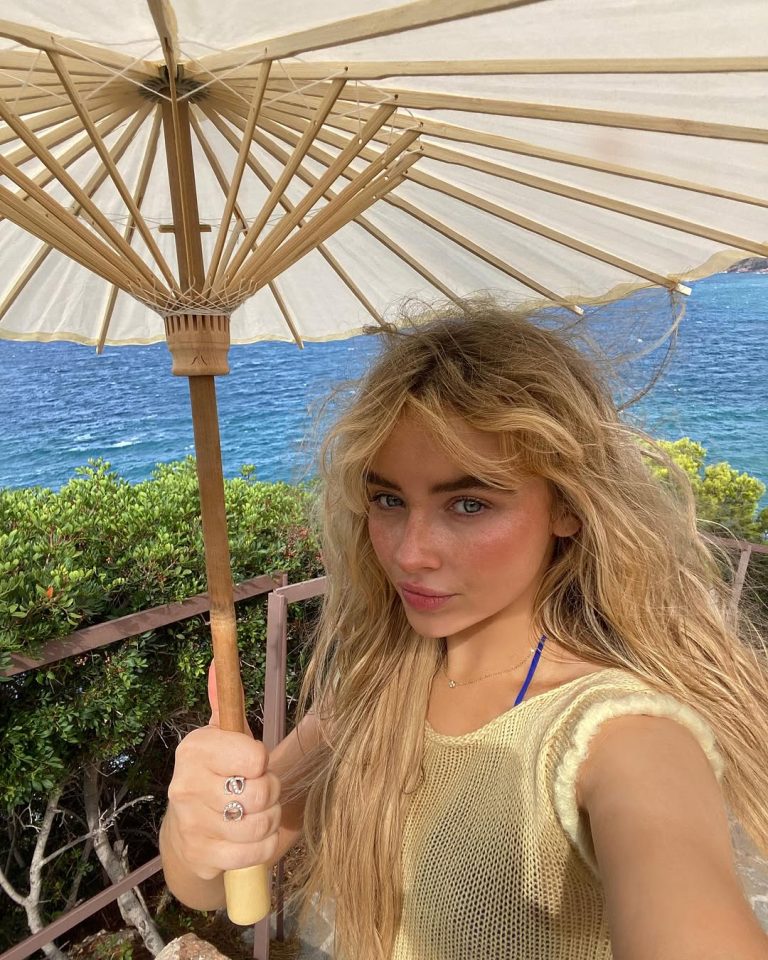 Sabrina Carpenter’s Fun & Flexible Fitness Routine
